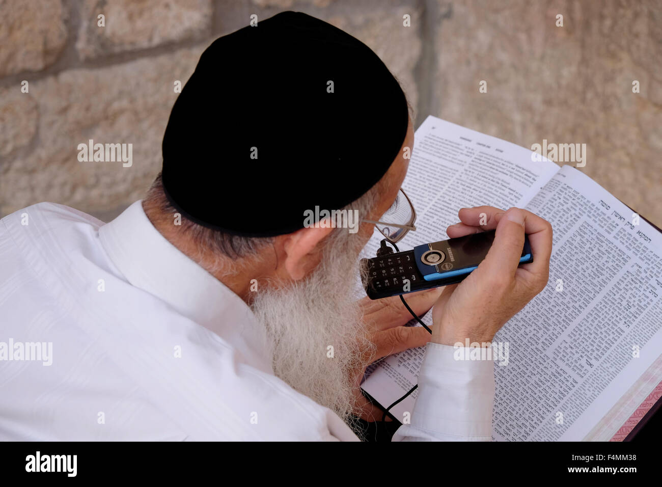 Orthodox jew mobile phone hi-res stock photography and images - Alamy