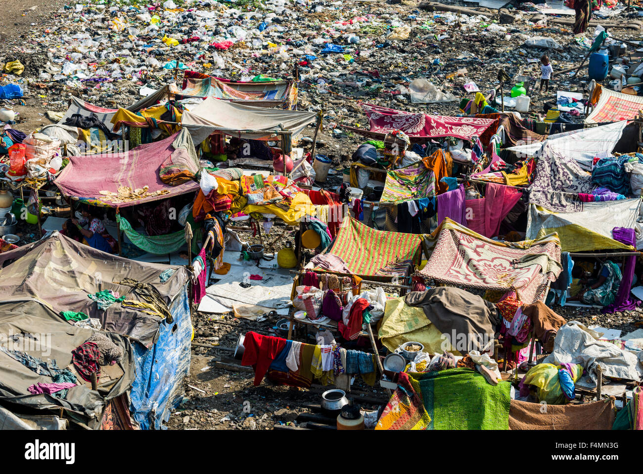 People are living under extrem conditions in huts made from iron sheets ...