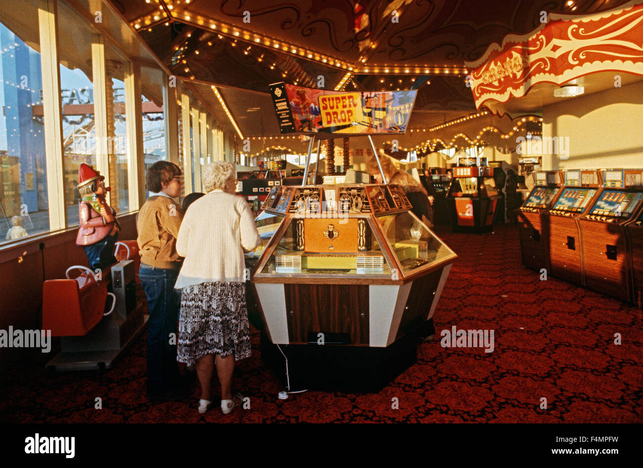 Amusement arcade 1980s hi-res stock photography and images - Alamy