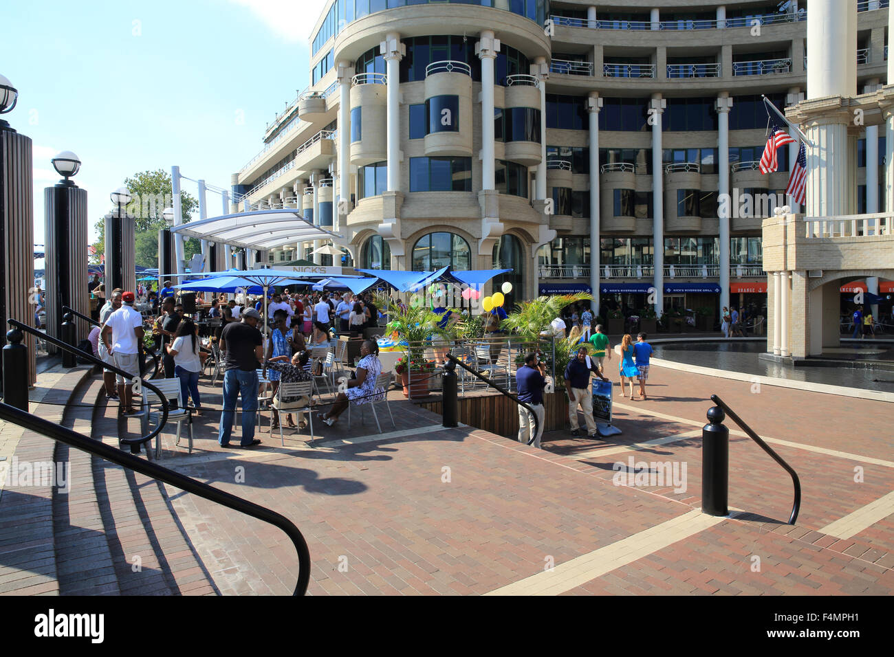Busy bar on a Sunday afternoon on Washington Harbour, on the Potomac ...