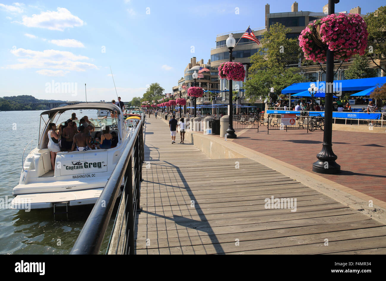Tourists at washington harbour hi-res stock photography and images - Alamy