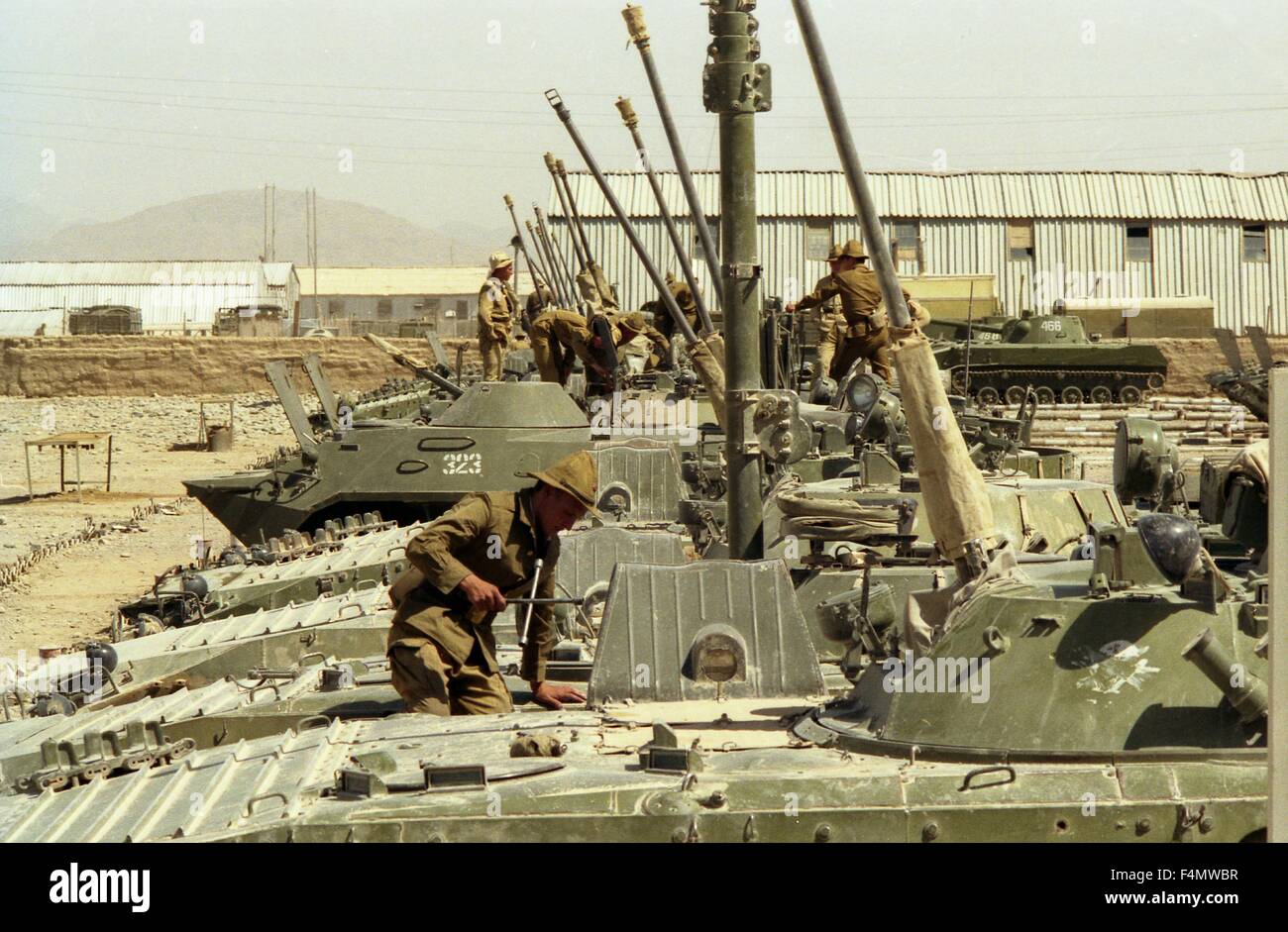 Soldier repair hi-res stock photography and images - Alamy