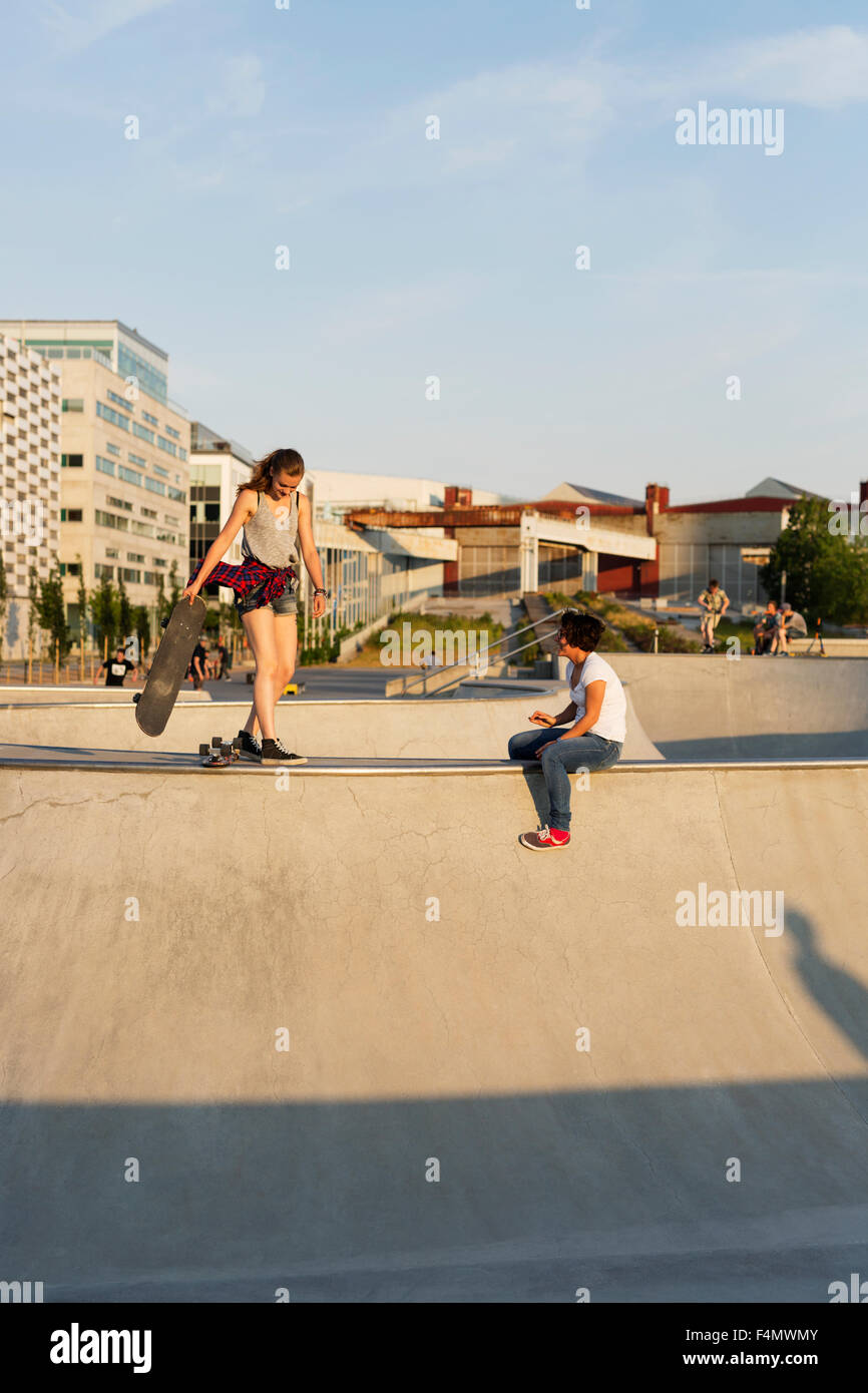 Female skateboarders hi-res stock photography and images - Alamy