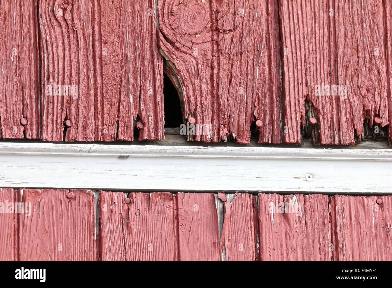 Red barn and white trim hi-res stock photography and images - Alamy