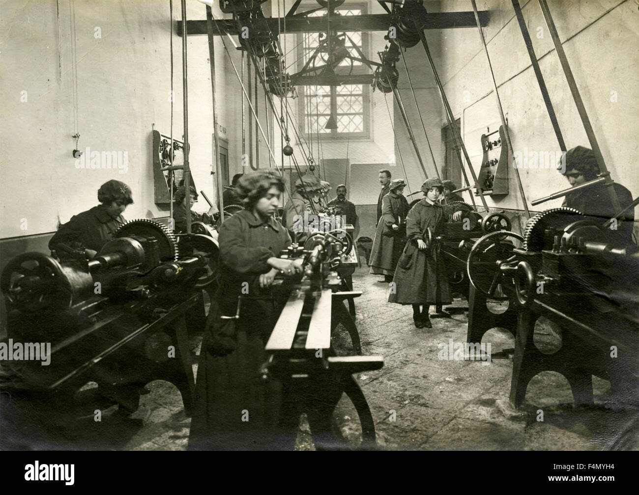 Factory workers 1930 hi-res stock photography and images - Alamy