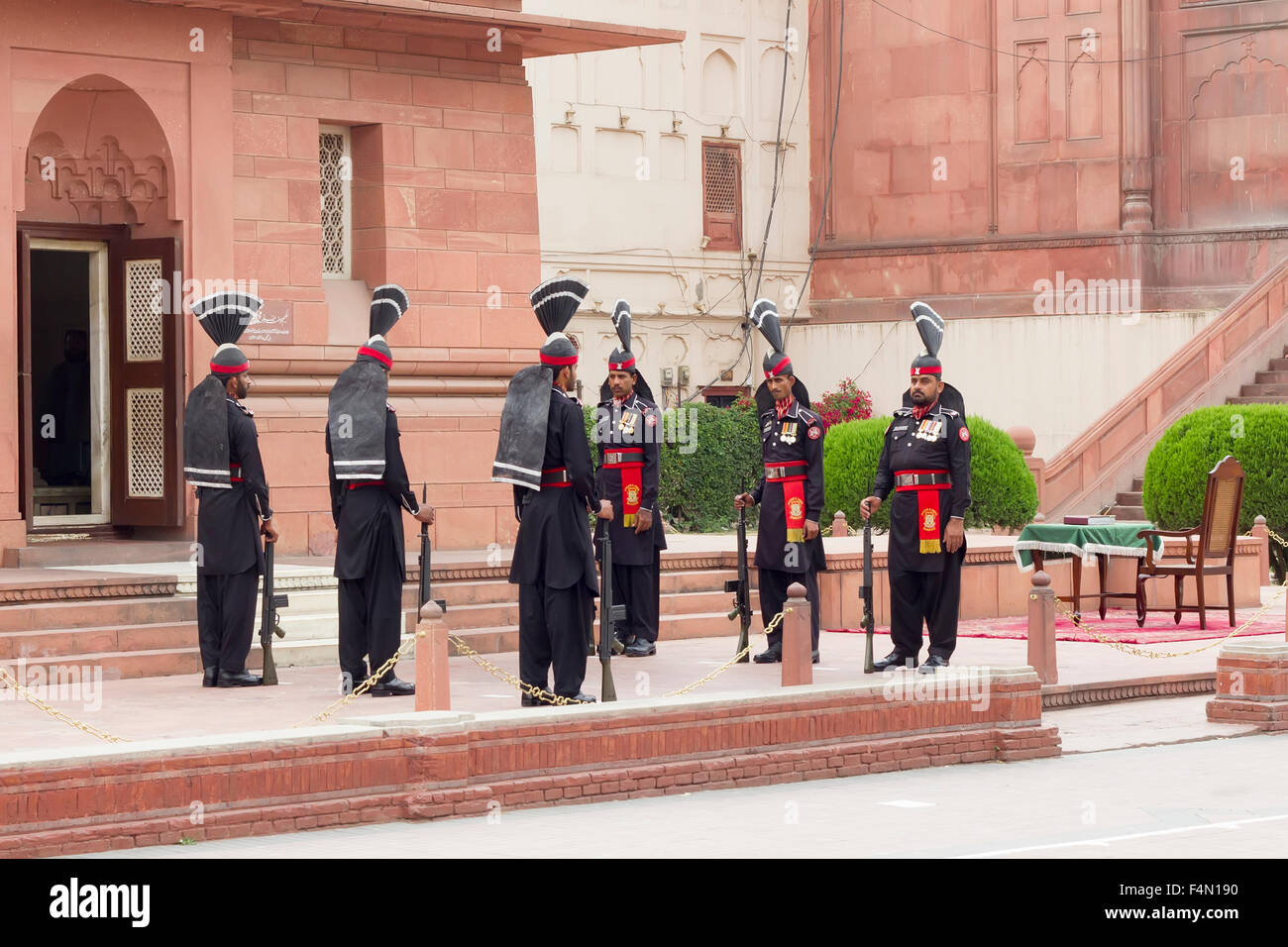 Guard change ceremony at Badshahi mosque Stock Photo - Alamy