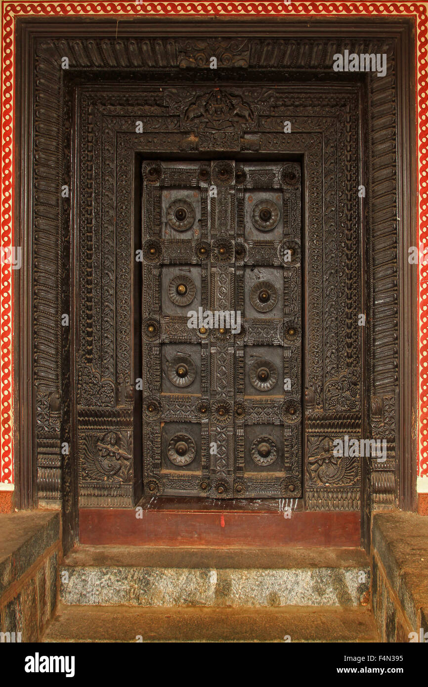 Hindu temple door art works Stock Photo - Alamy