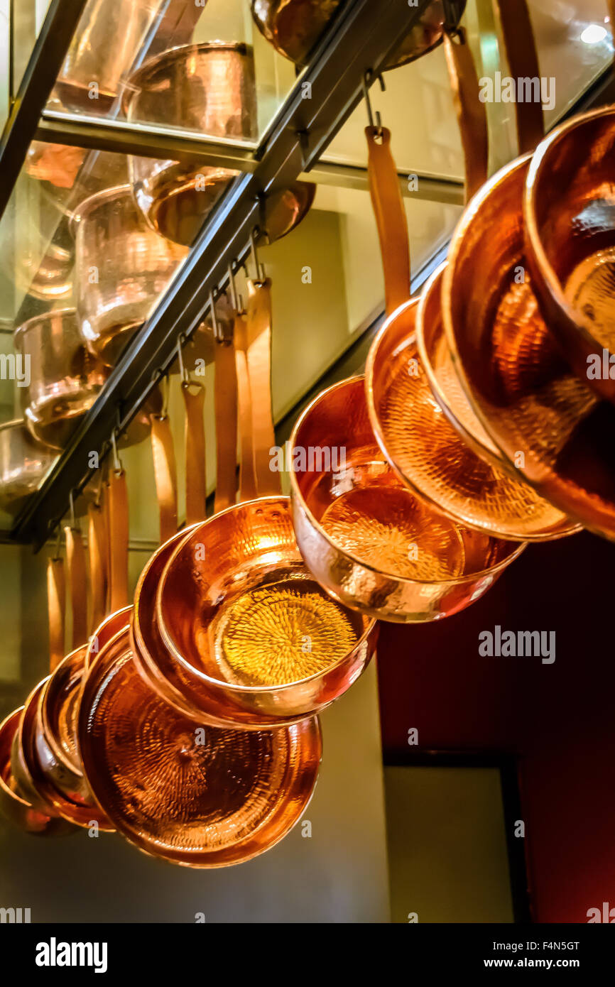 Copper pots and pans hi-res stock photography and images - Alamy