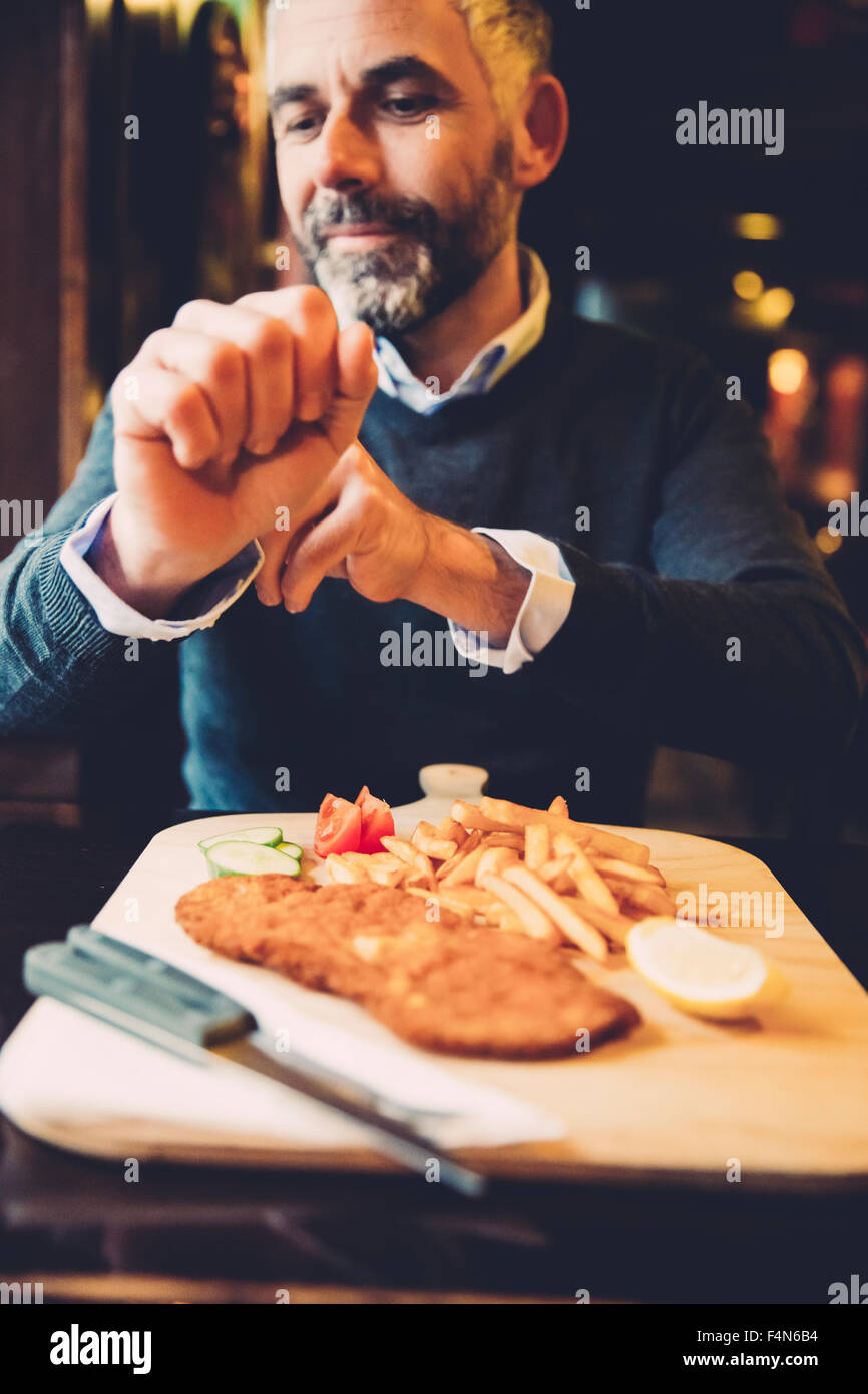 Wiener schnitzel restaurant hi-res stock photography and images - Alamy