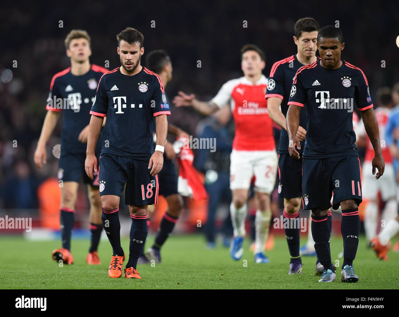 London, Britain. 20th Oct, 2015. Munich's (L-R) Thomas Mueller, Juan ...