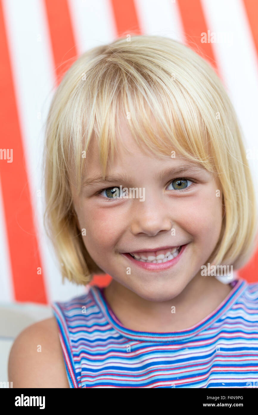 Portrait of smiling blond girl Stock Photo - Alamy