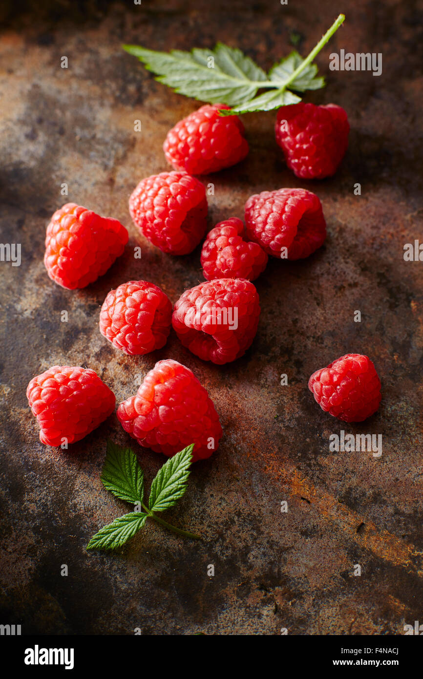 Raspberries and leaves Stock Photo - Alamy