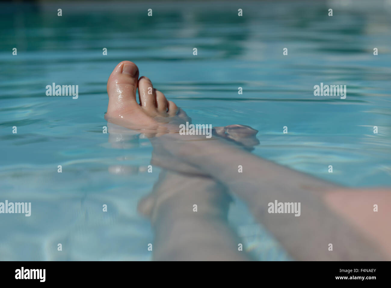 Bare feet of a girl in swimming pool Stock Photo - Alamy