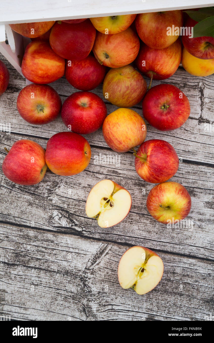 Whole and sliced red apples on wood Stock Photo - Alamy