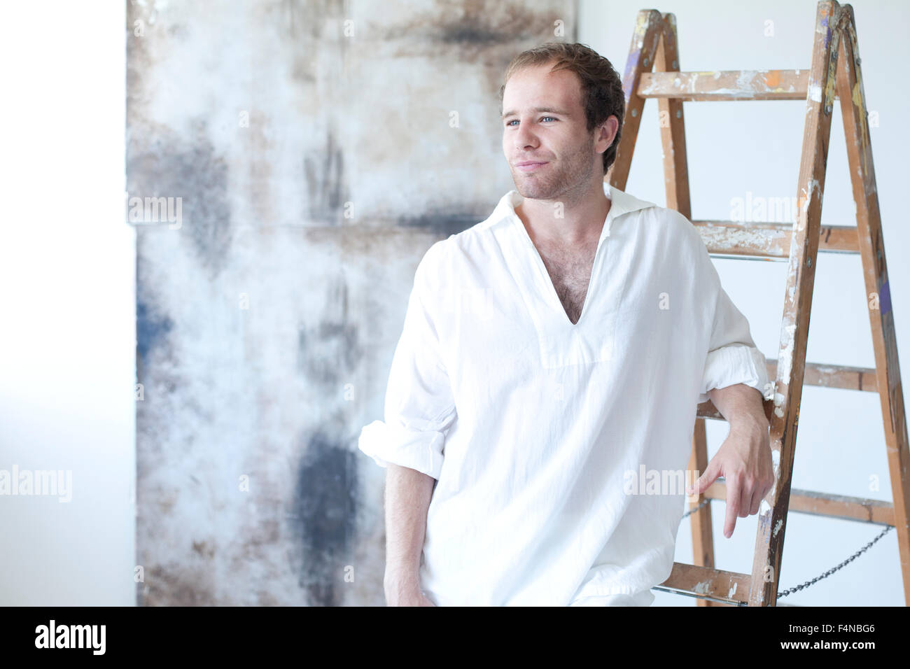 Portrait of smiling young painter in his studio Stock Photo - Alamy