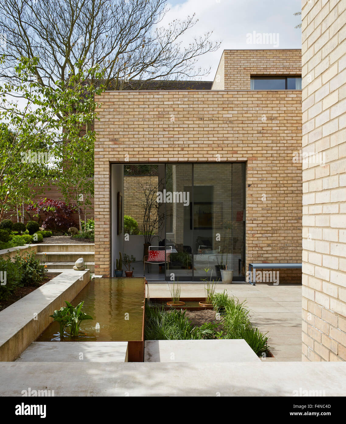 Terraced courtyard with view towards living room. Luker House, London ...