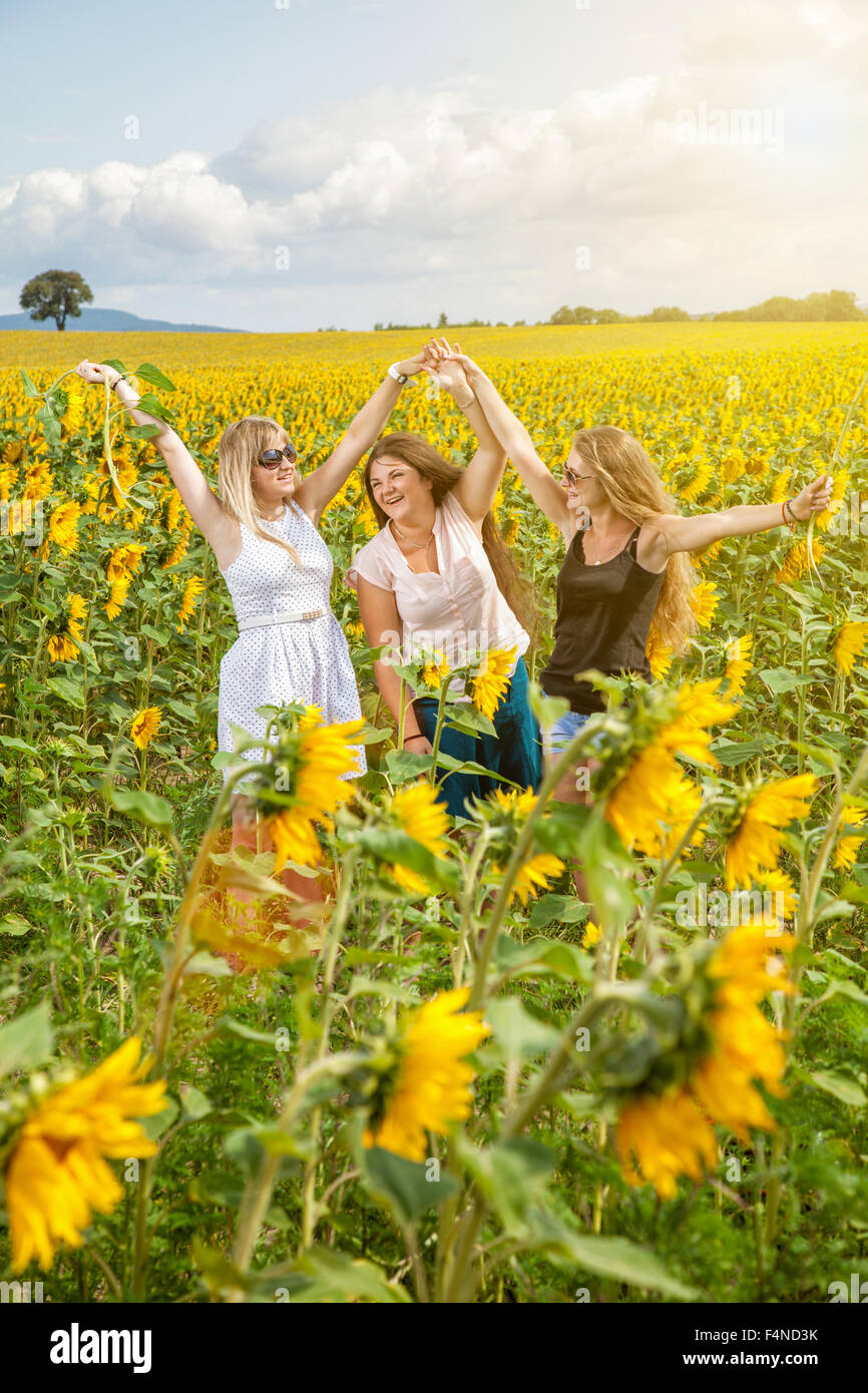 Girls in sunflower field hi-res stock photography and images - Alamy