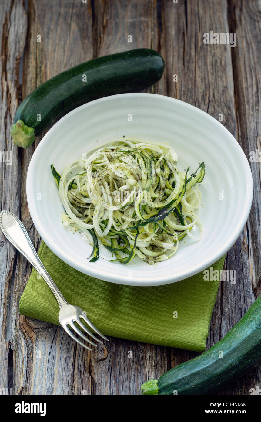 Bowl of sliced courgettes Stock Photo - Alamy