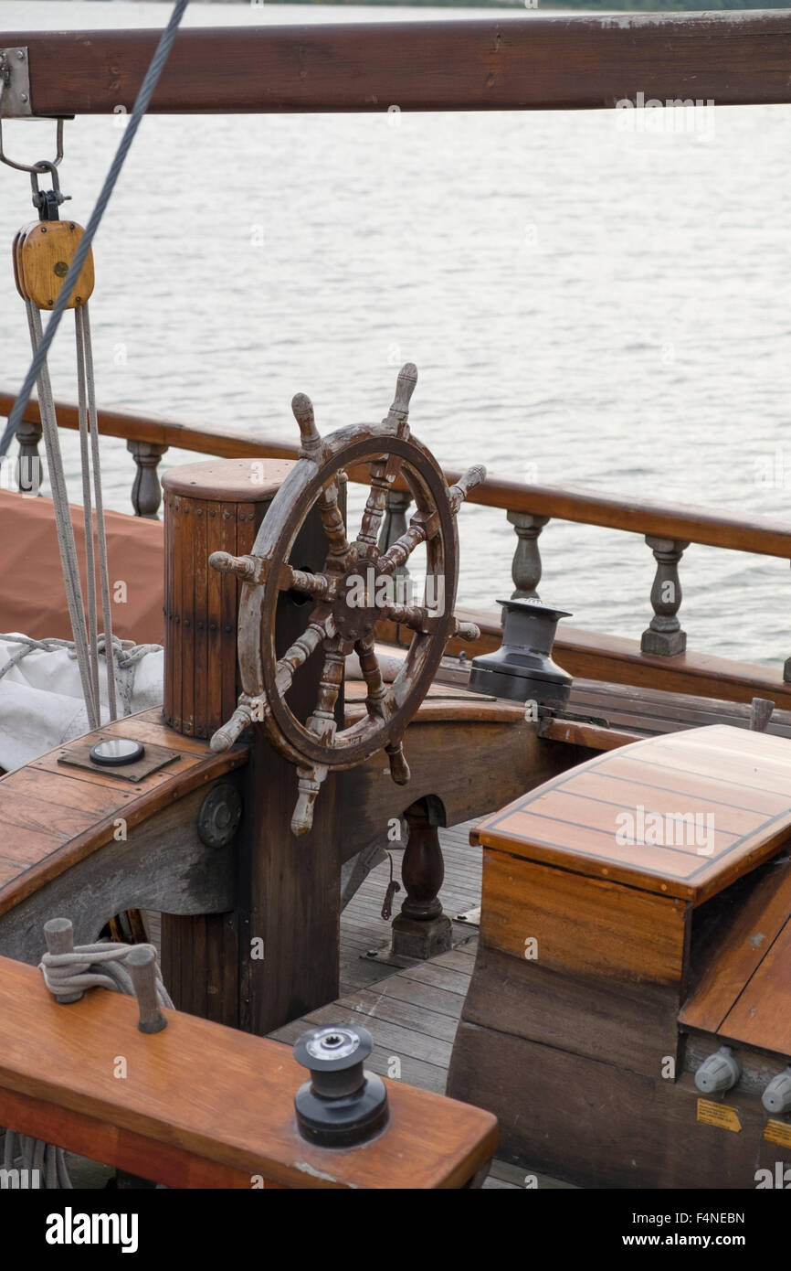 Ship and helm hi-res stock photography and images - Alamy