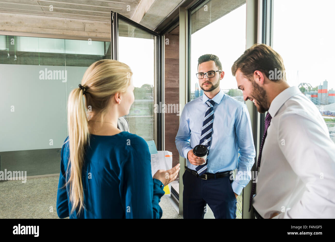 Four people talking hi-res stock photography and images - Alamy