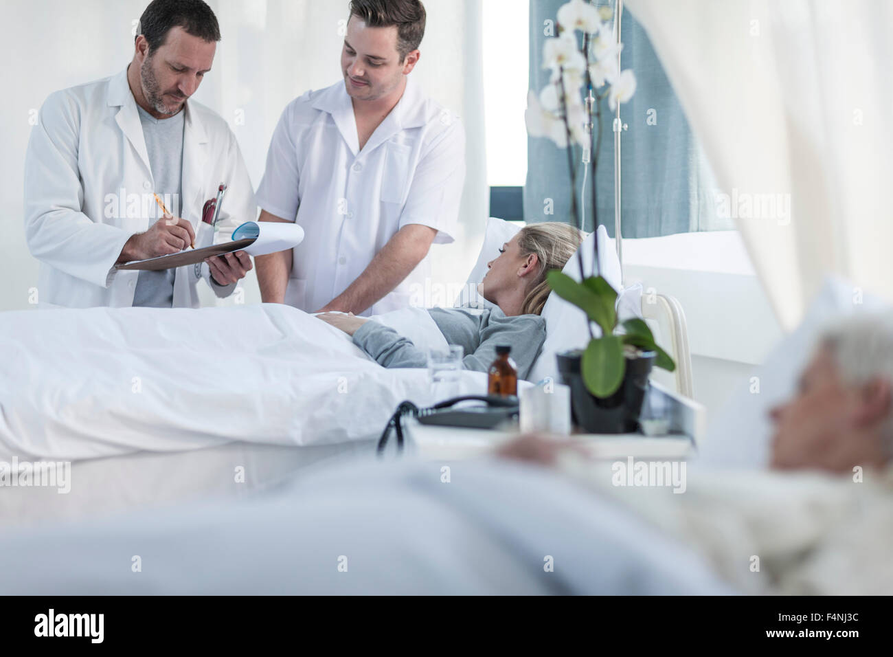 Doctors checking on patients at ward round Stock Photo - Alamy