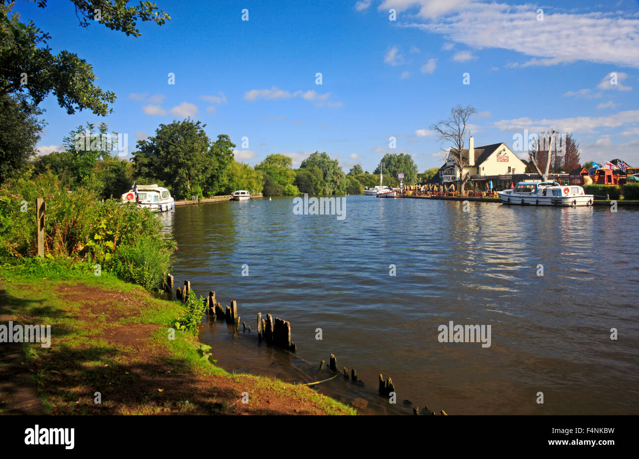 A view of the River Bure on the Norfolk Broads at Horning Ferry ...