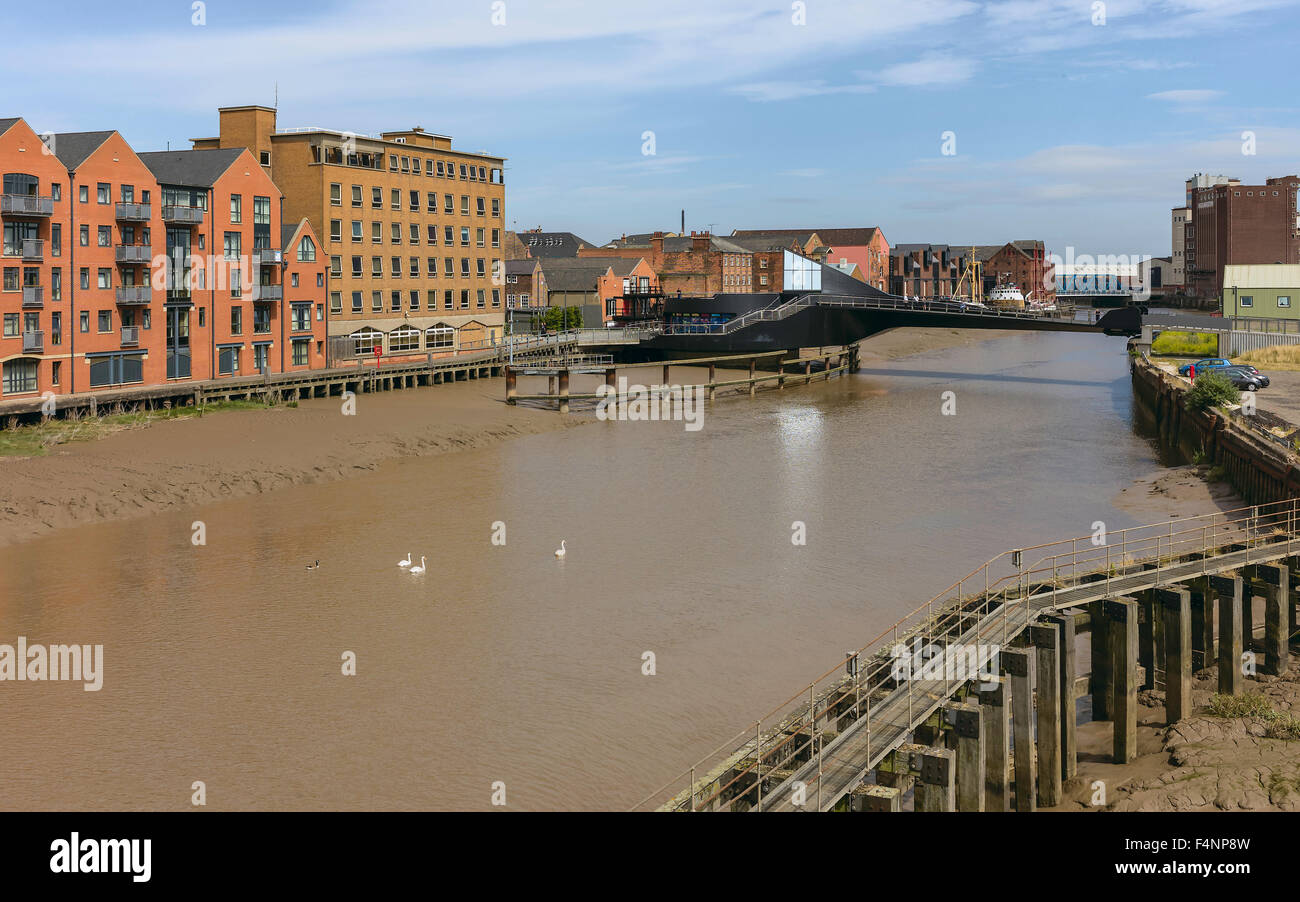 River Hull at low tide with view of Scale Lane swing bridge (open ...