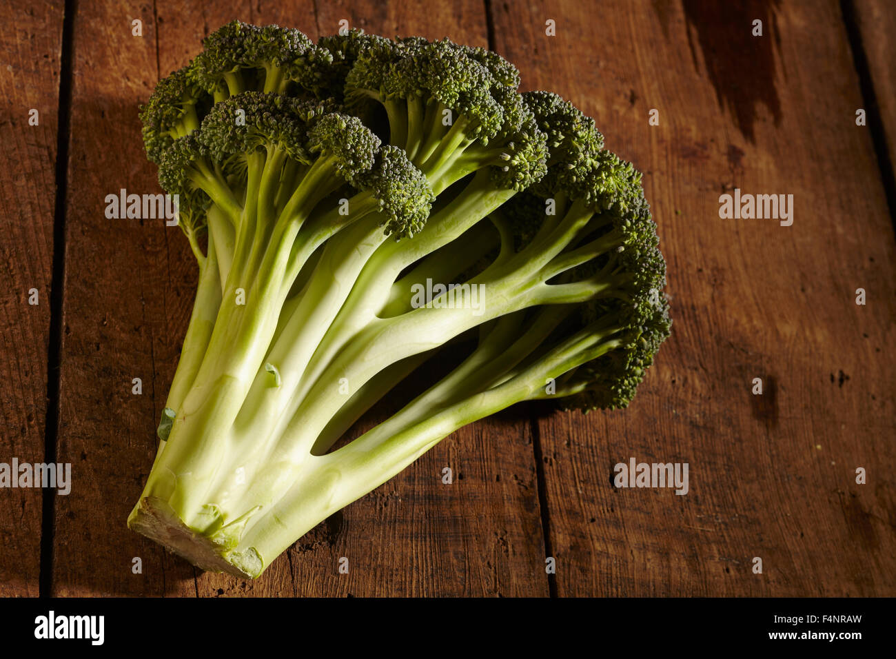 a head of fresh raw broccoli Stock Photo - Alamy