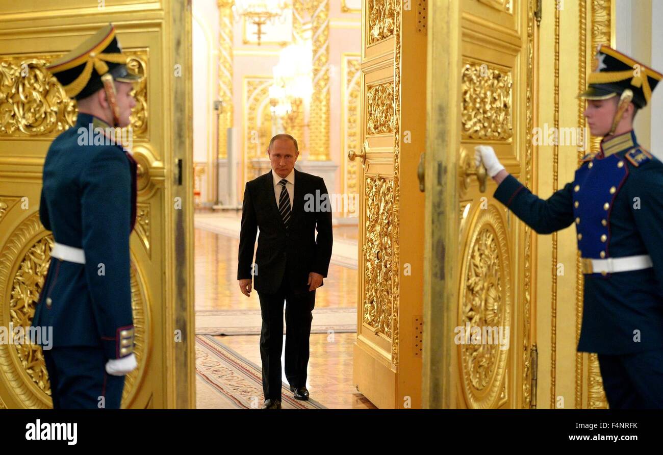 Kremlin honor guard open the golden doors for Russian President ...