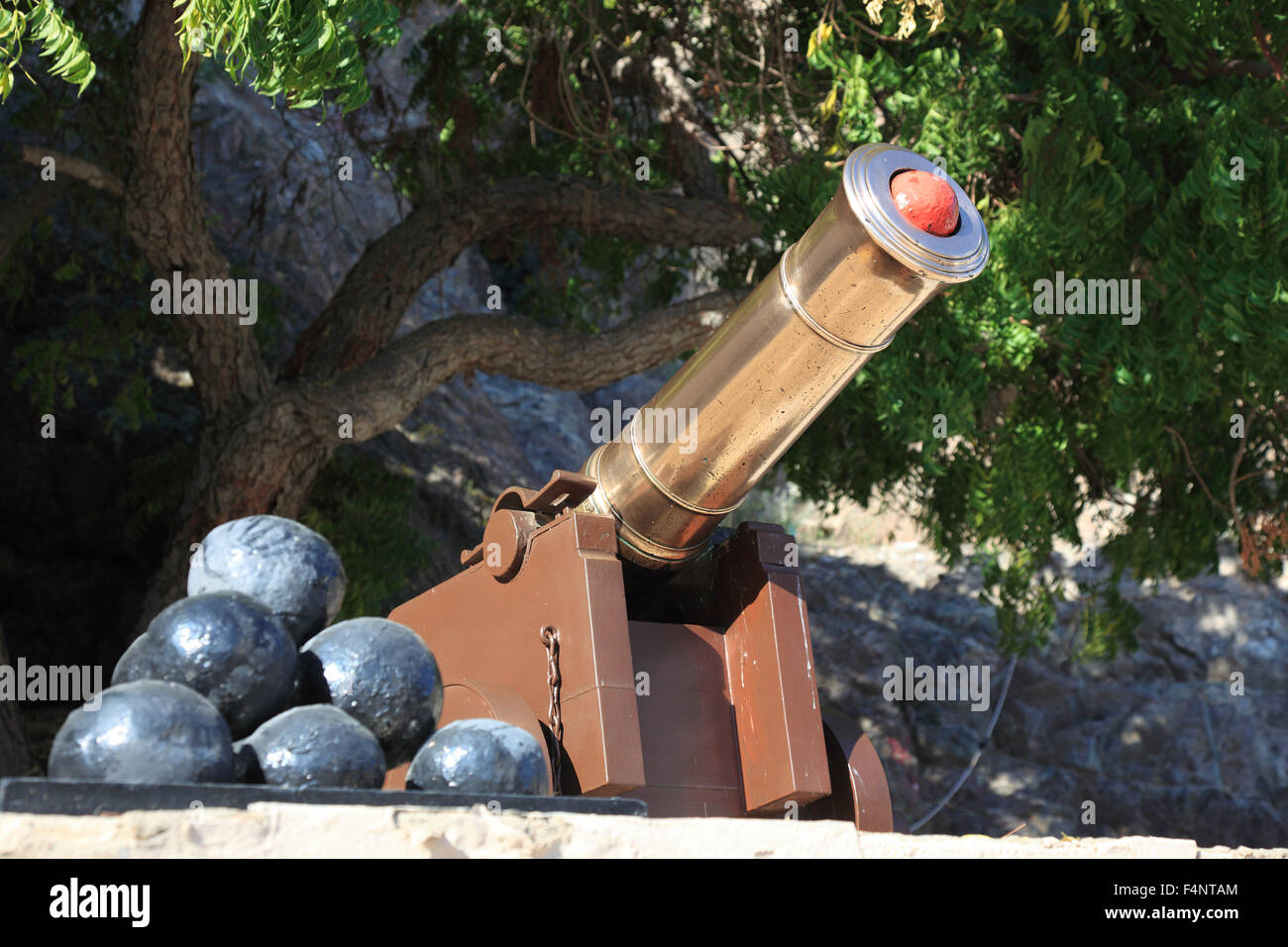 Golden cannon before a government building in Muscat Stock Photo - Alamy