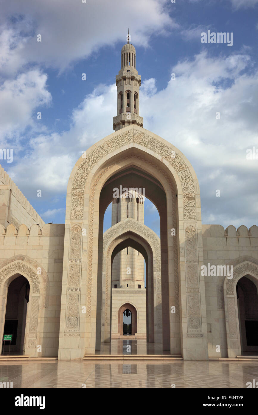The big sultan's Qabus mosque in Muscat is the main mosque in Oman. She ...