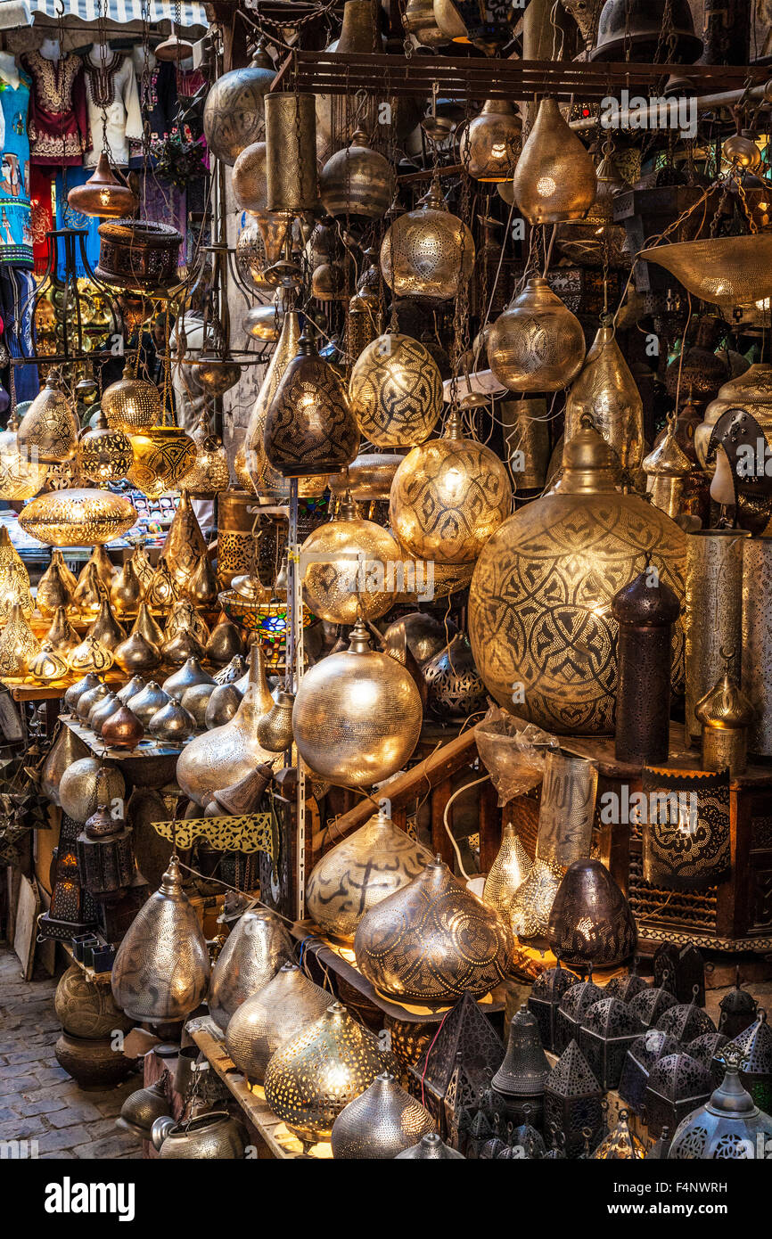 Tourist souvenirs in the Khan el-Khalili souk in Cairo Stock Photo - Alamy