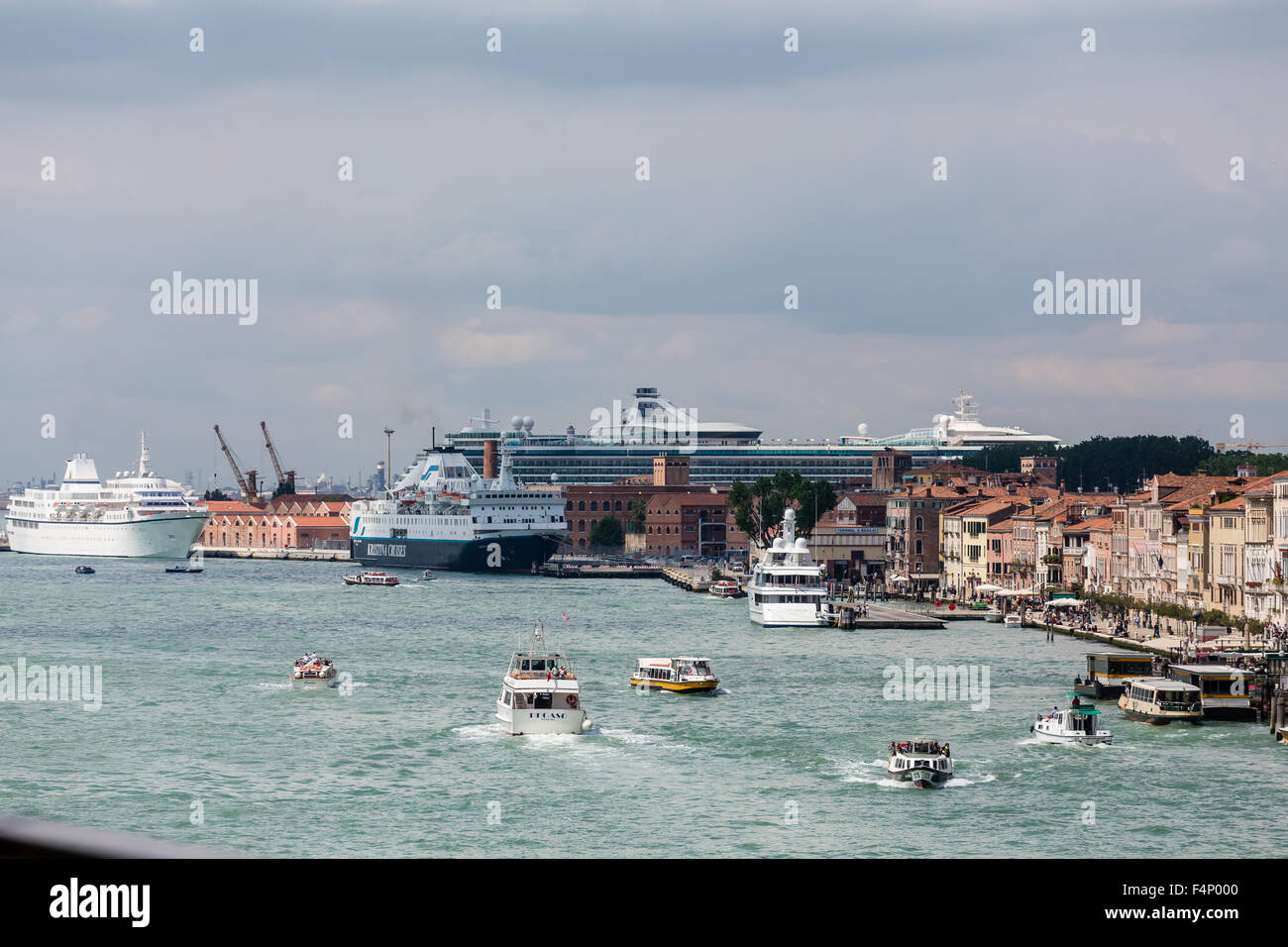 Luxury cruise ships hi-res stock photography and images - Alamy