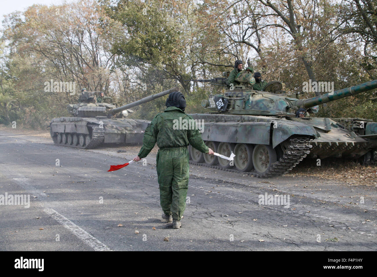 (151021) -- DONETSK , Oct. 21, 2015 (Xinhua) -- Tanks of local militia ...