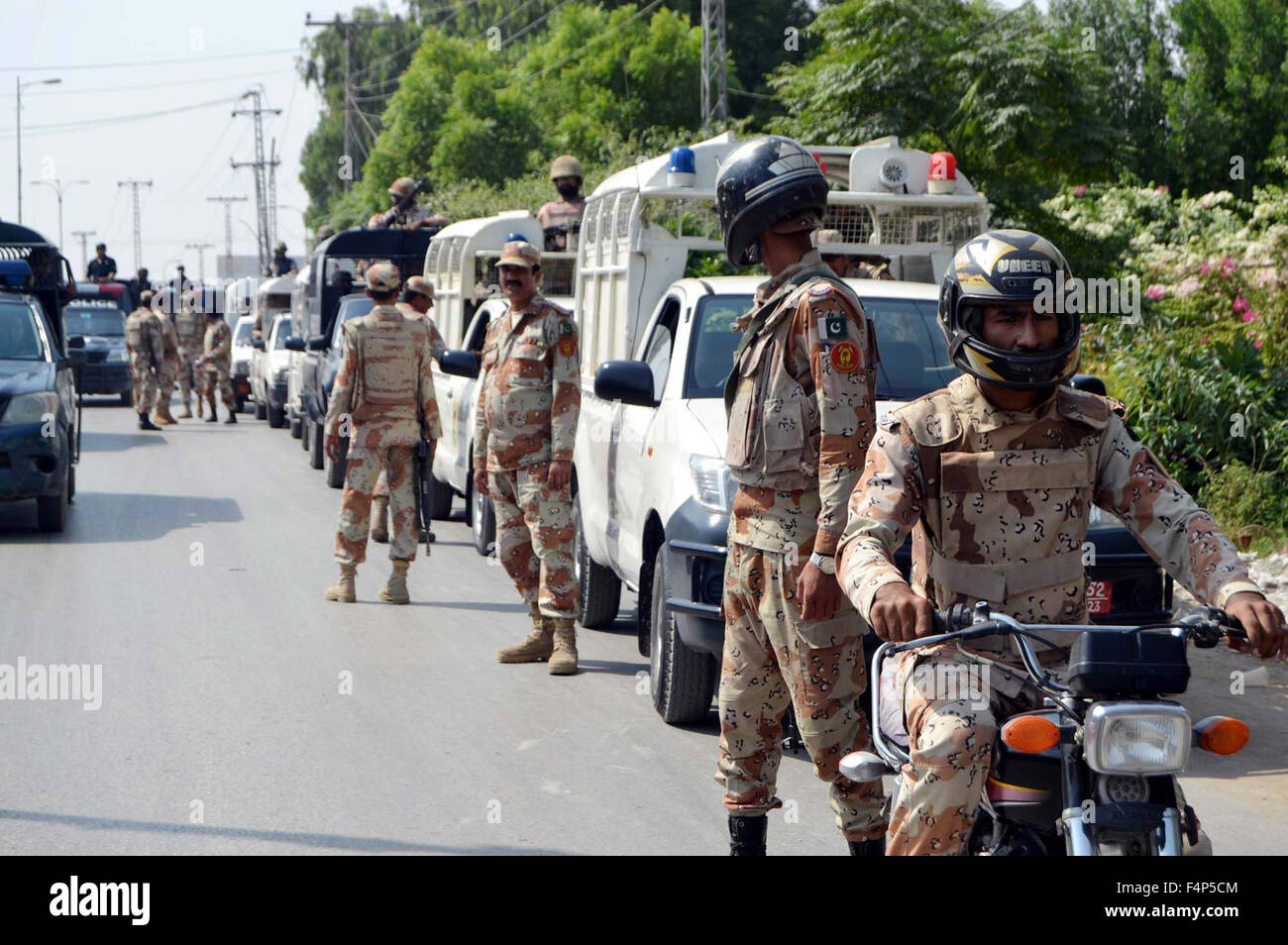 Pakistan. 21st Oct, 2015. Rangers and police convoy patrols in city ...