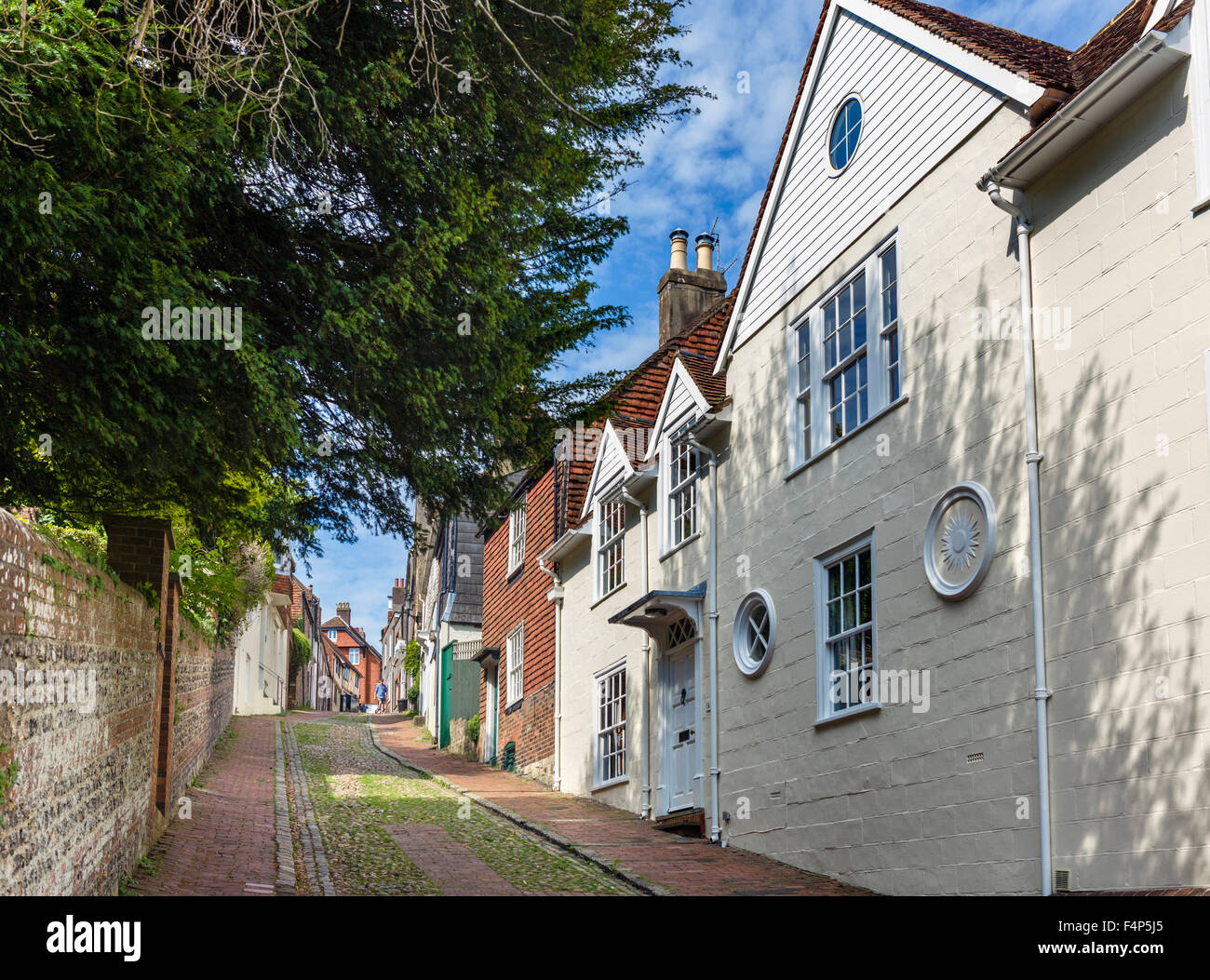 Old english street scene hi-res stock photography and images - Alamy