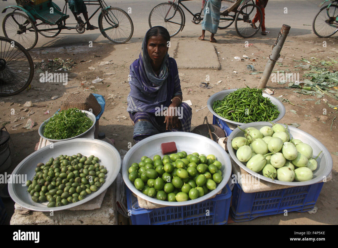 Market woman vendor poor poverty hi-res stock photography and images ...