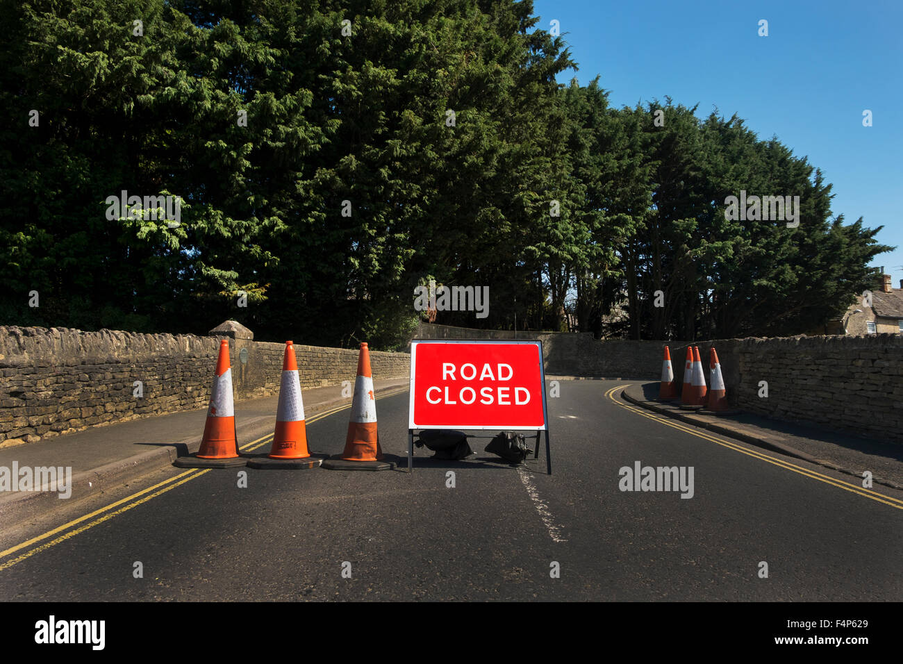 Road Closed sign in Fairford, Gloucestershire, UK Stock Photo - Alamy