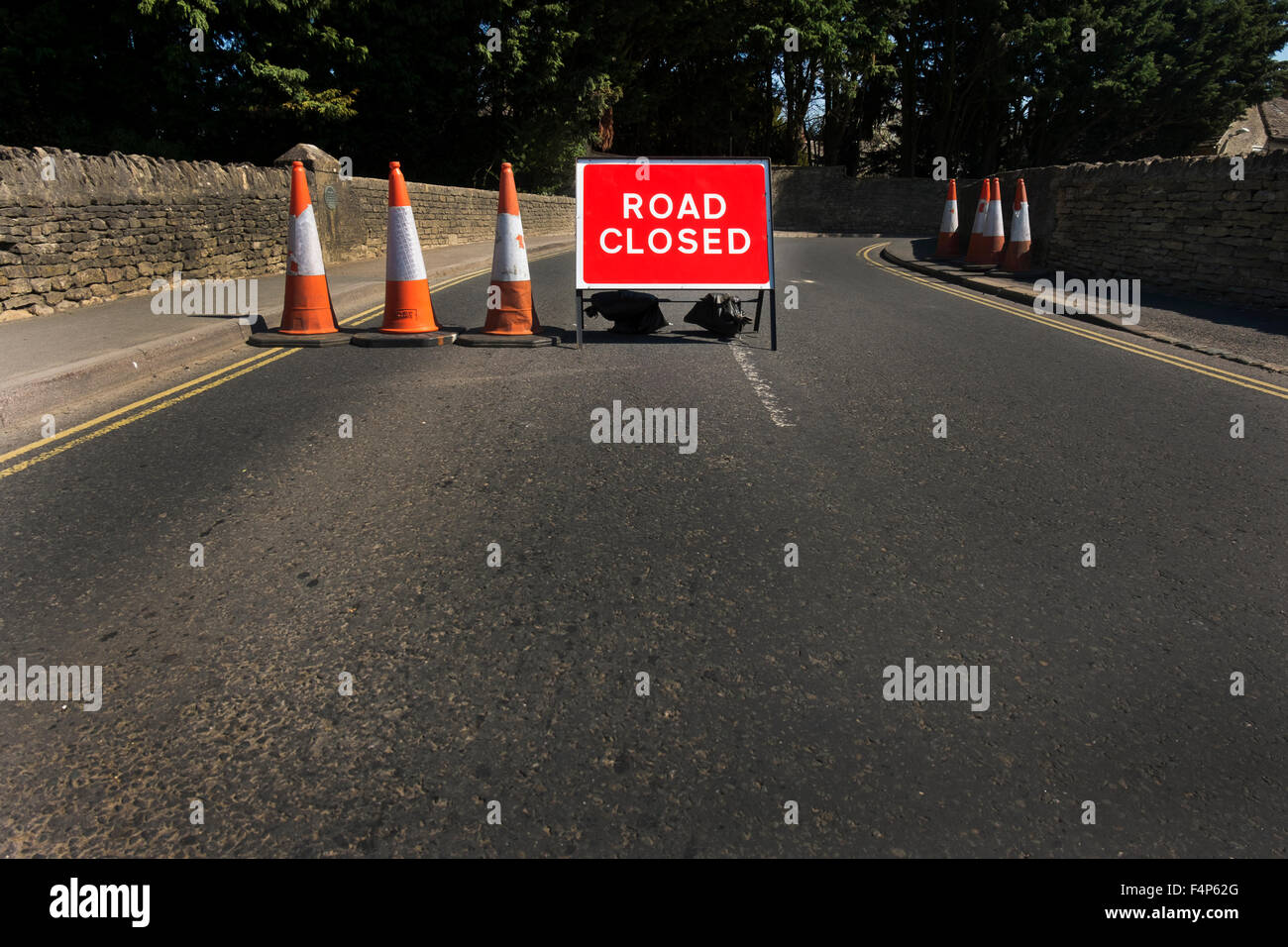 Road Closed sign in Fairford, Gloucestershire, UK Stock Photo - Alamy