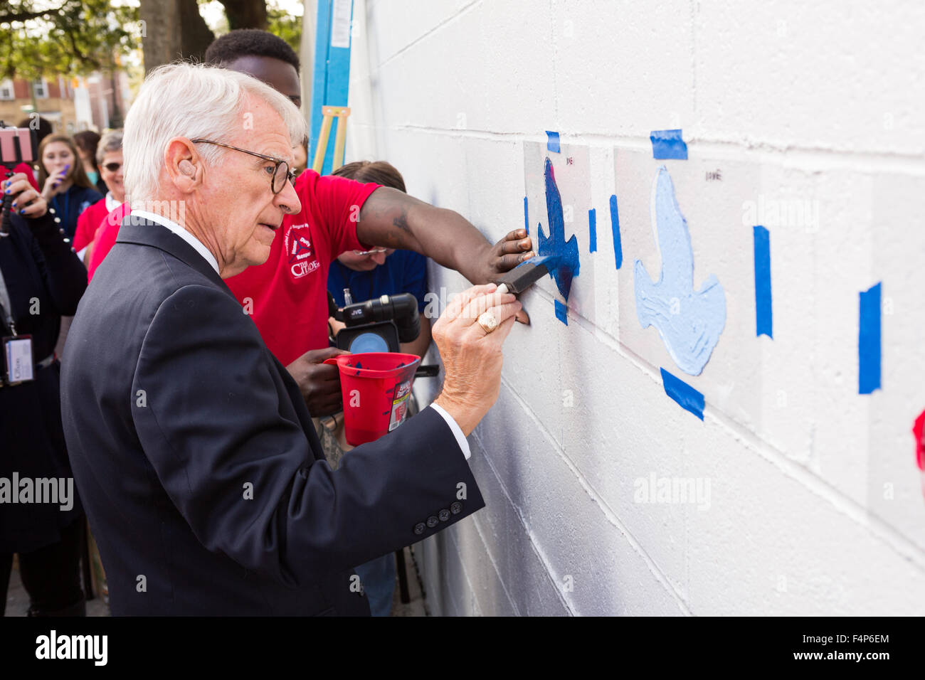 Charleston Mayor Joe Riley paints a dove on the wall during the ...