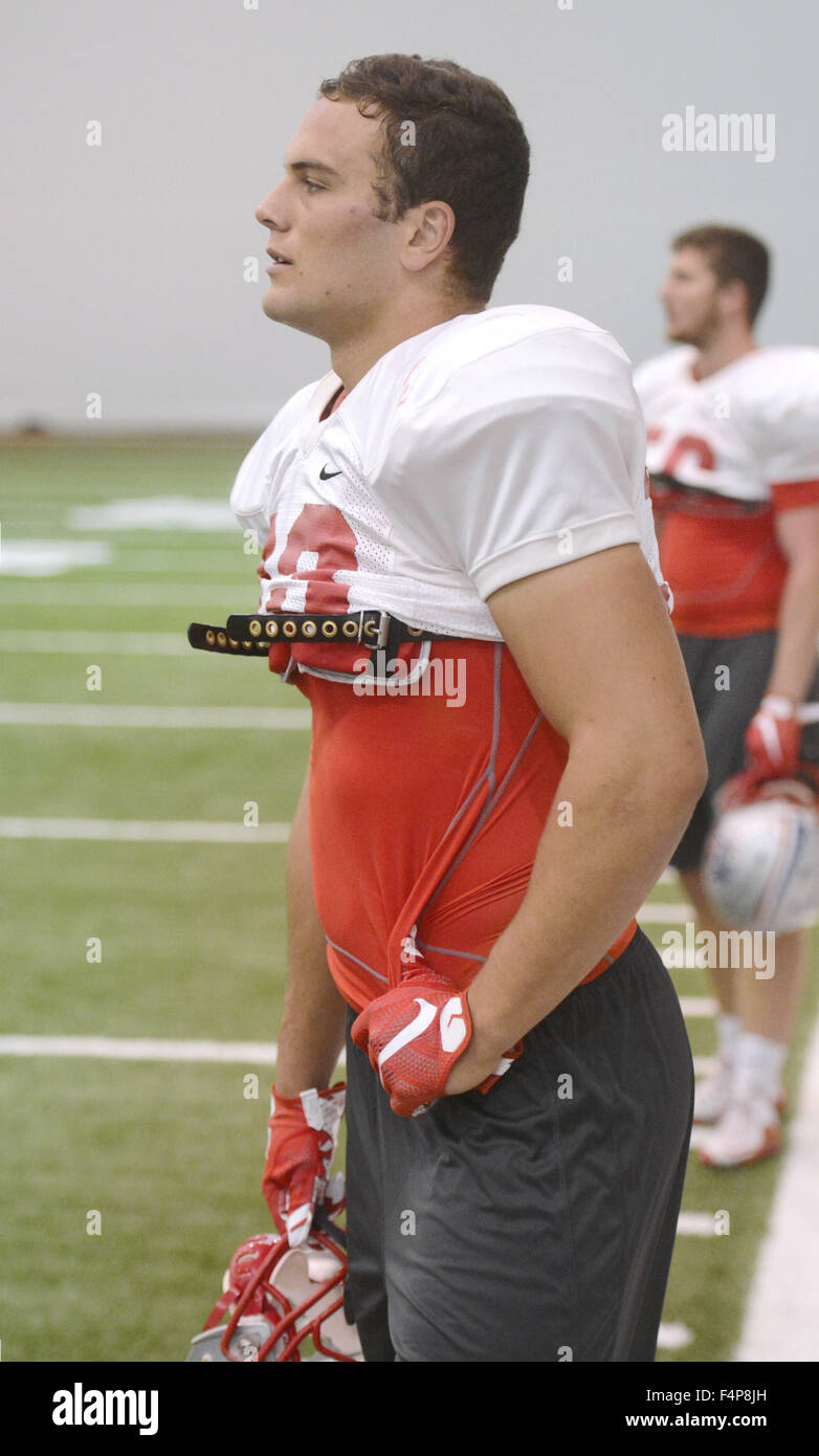 Usa. 21st Oct, 2015. SPORTS -- Lobo linebacker Alex Hart waits on the ...