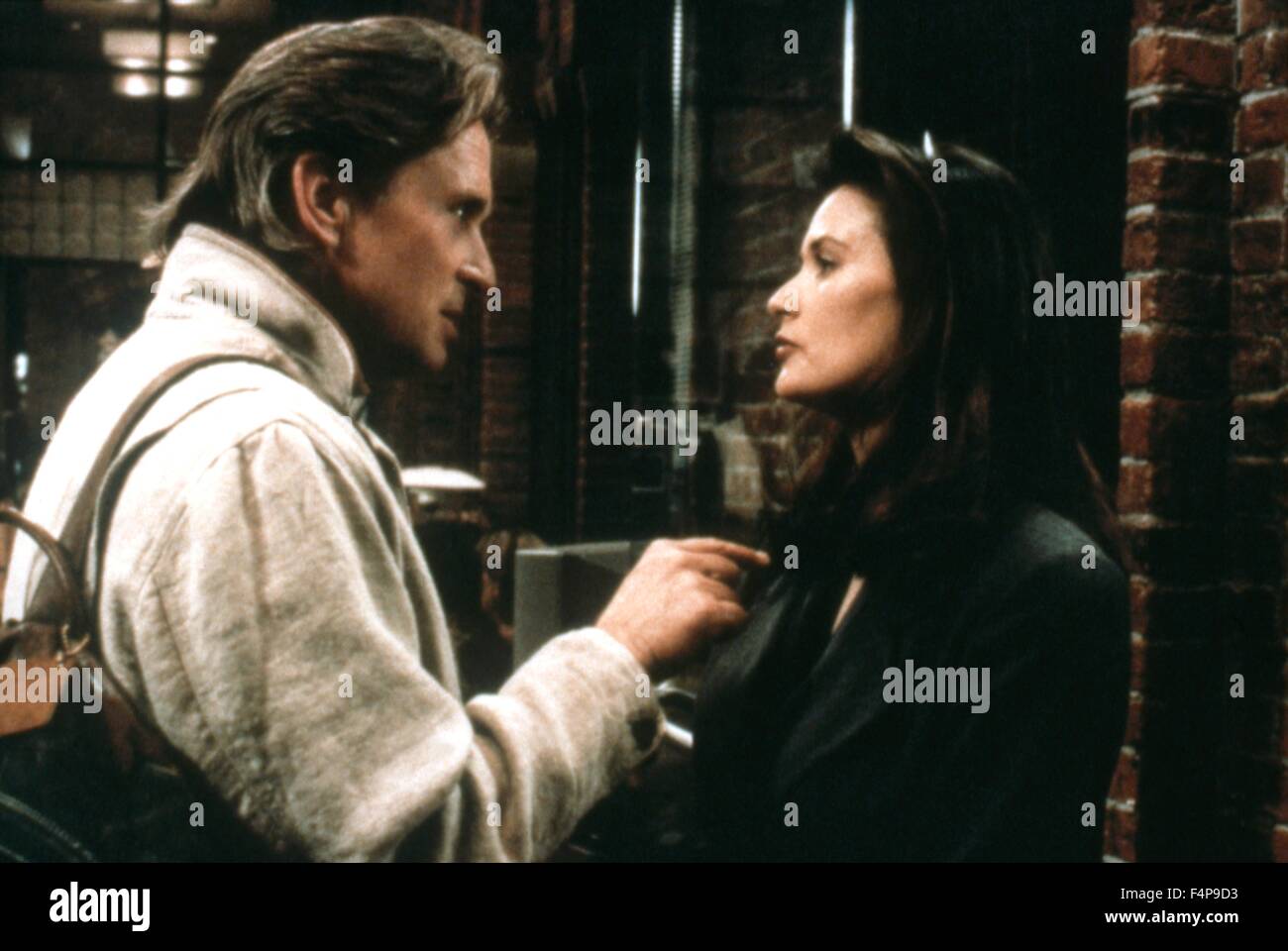 Demi Moore, Michael Douglas / Disclosure 1994 directed by Barry ...