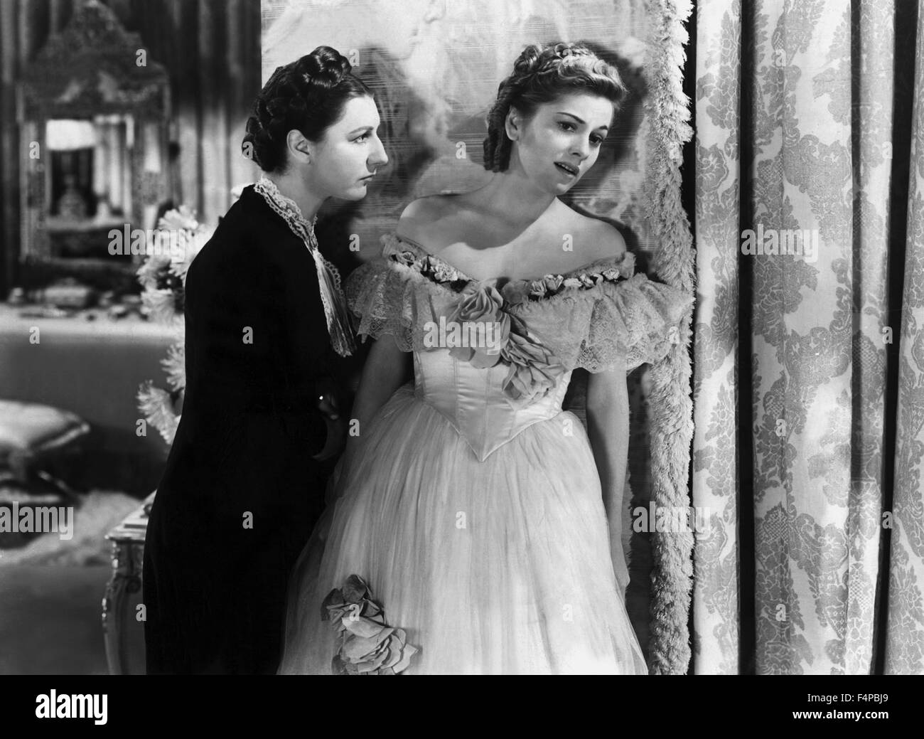 Joan Fontaine, Judith Anderson / Rebecca 1940 directed by Alfred ...
