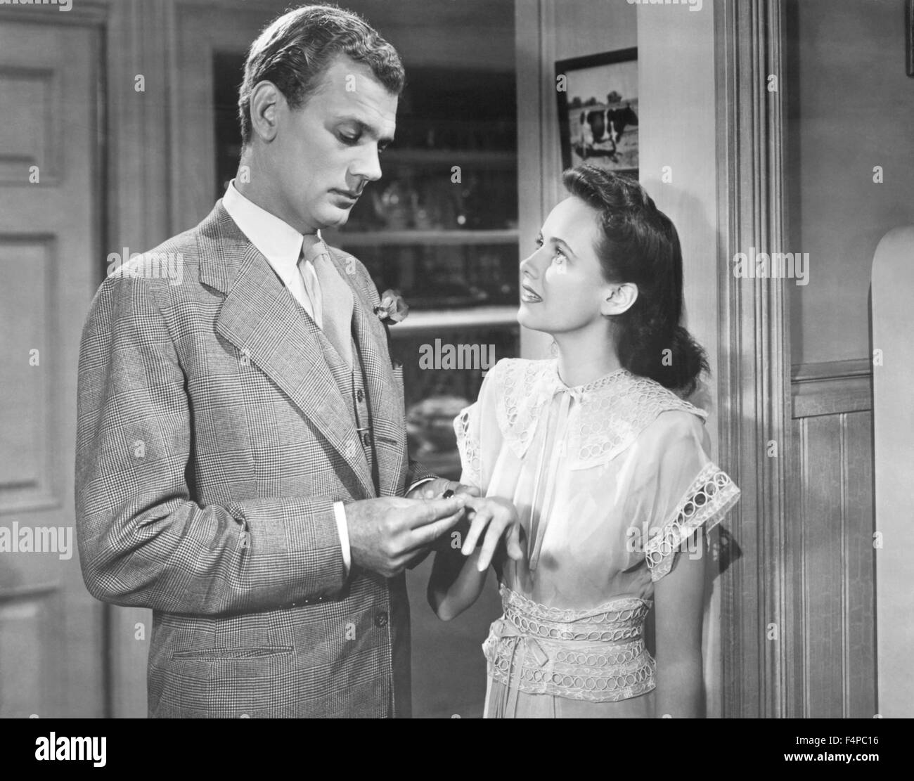 Joseph Cotten / Teresa Wright / Shadow Of A Doubt 1943 directed by ...