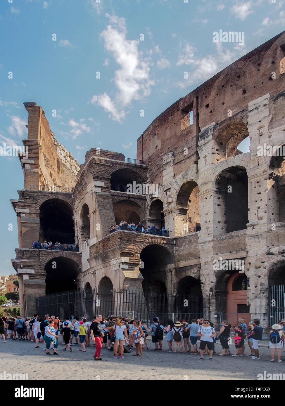 Colosseum and tourists hi-res stock photography and images - Alamy