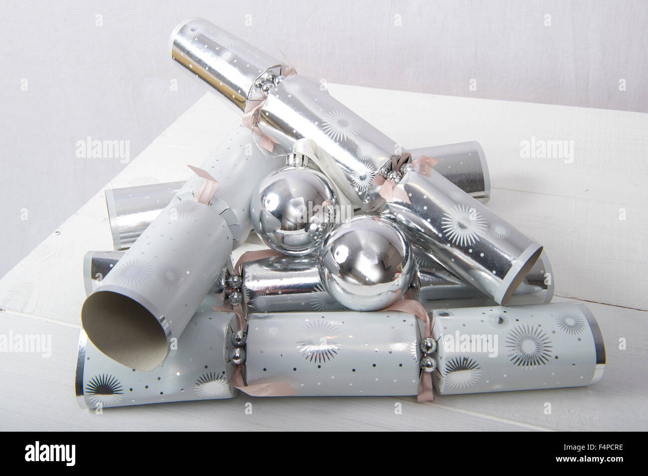 Silver christmas crackers hi-res stock photography and images - Alamy