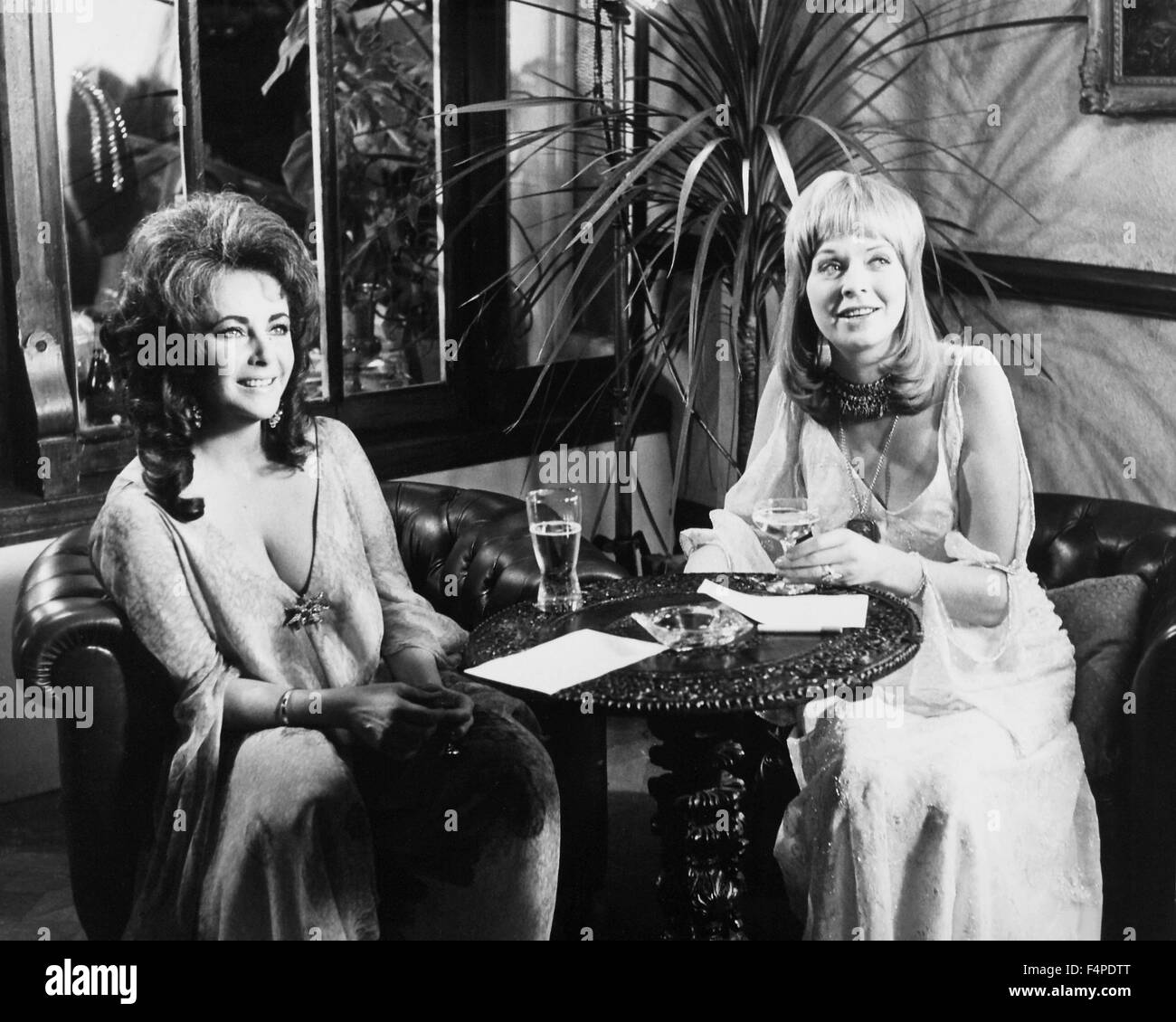Elizabeth taylor susannah york zee hi-res stock photography and images ...