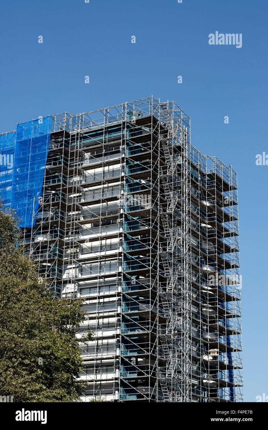 High rise apartment building canada hi-res stock photography and images ...