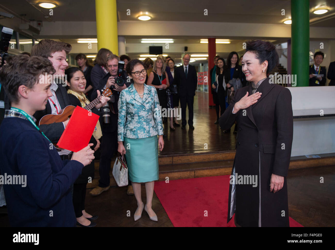 London, Britain. 21st Oct, 2015. Peng Liyuan (R, front), Chinese ...