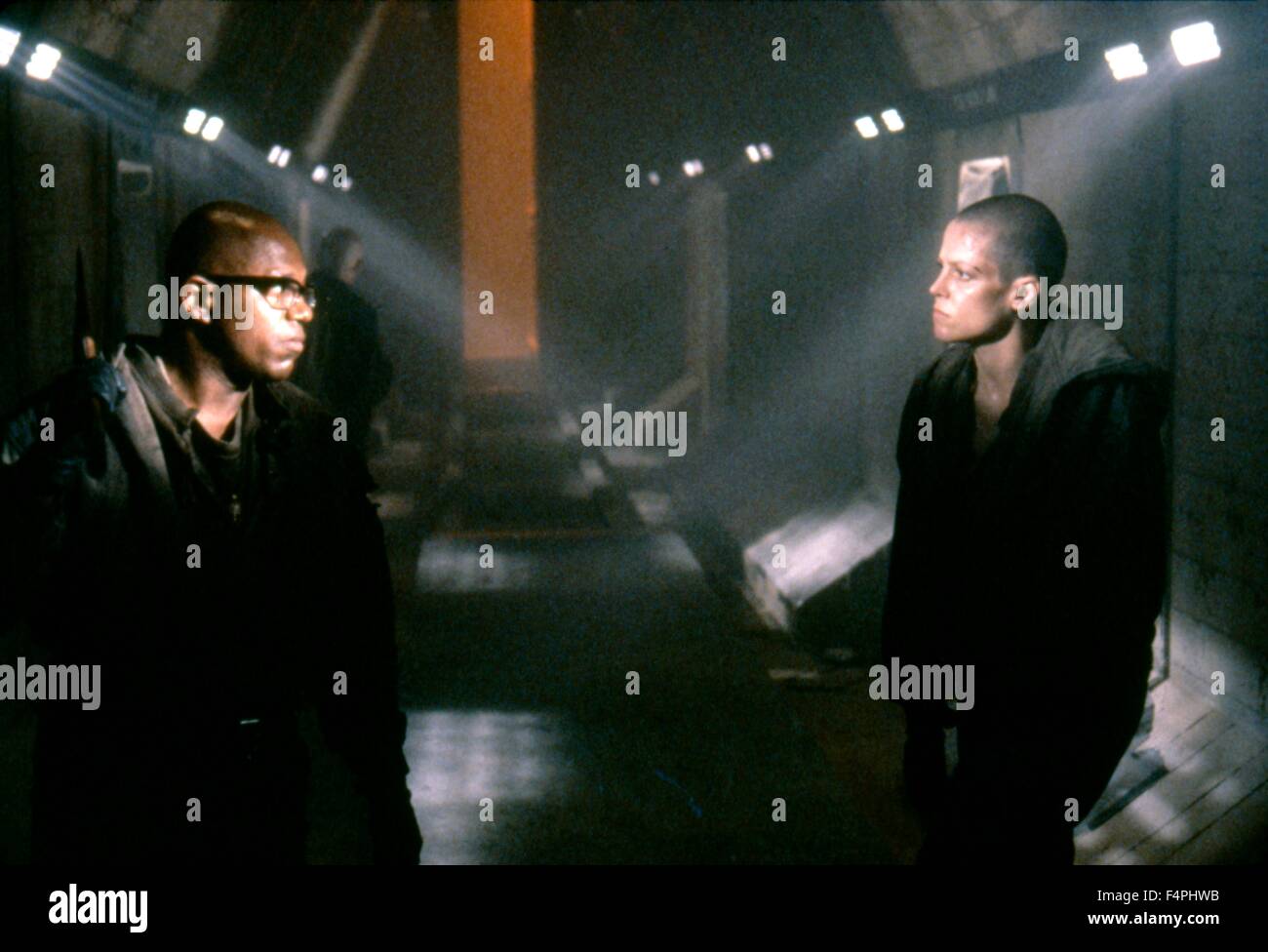 Charles S. Dutton and Sigourney Weaver / Alien 3 / 1991 directed by ...